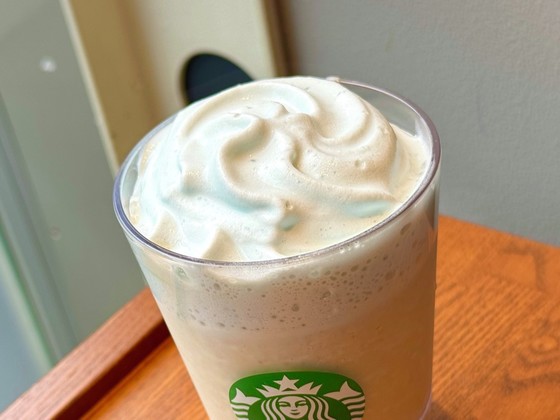 クックパッドニュース：ストロベリーボールで味が変化！スタバの新作「春空 ミルクコーヒー フラペチーノ」を飲んでみた | 毎日新聞