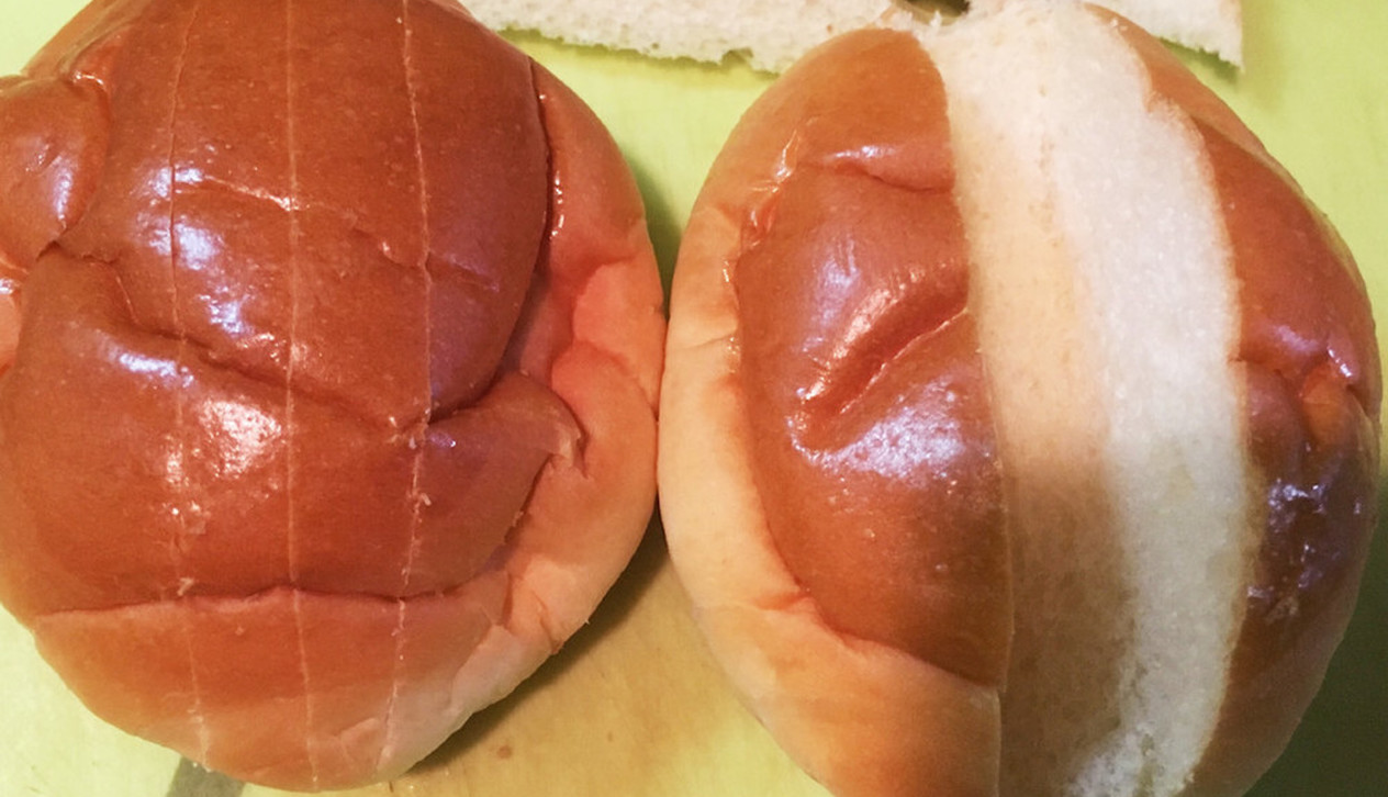 【裏ワザ】具がたくさん入る「ホットドッグ」のコツは、切り方にあり！ | クックパッドニュース