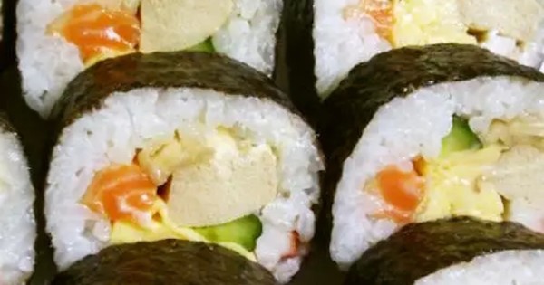 ラップで簡単！巻き寿司をスパッと綺麗に切る裏ワザ | クックパッドニュース