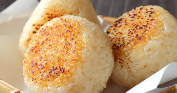 【冷凍保存も 】卵でコク旨な「TKG焼きおにぎり」が朝食やおやつに使えた | クックパッドニュース
