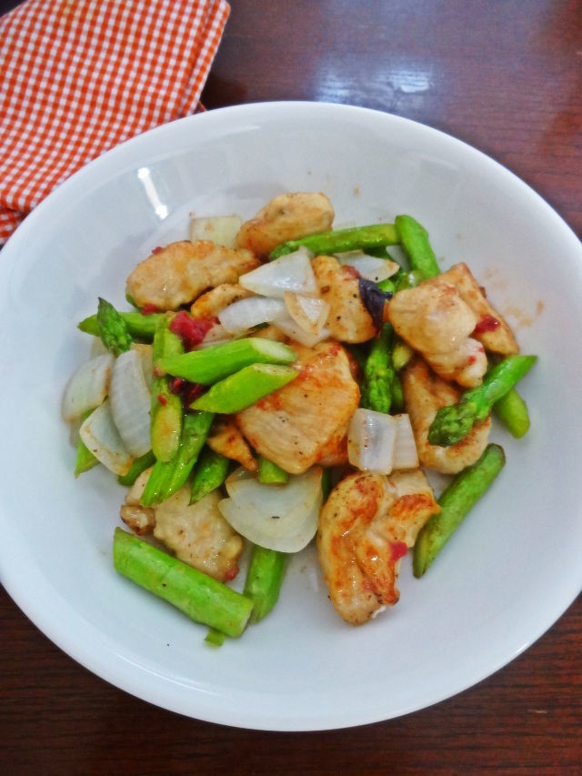鶏肉とアスパラの梅にんにくにんにく炒め By クック8f56ng☆ 【クックパッド】 簡単おいしいみんなのレシピが358万品